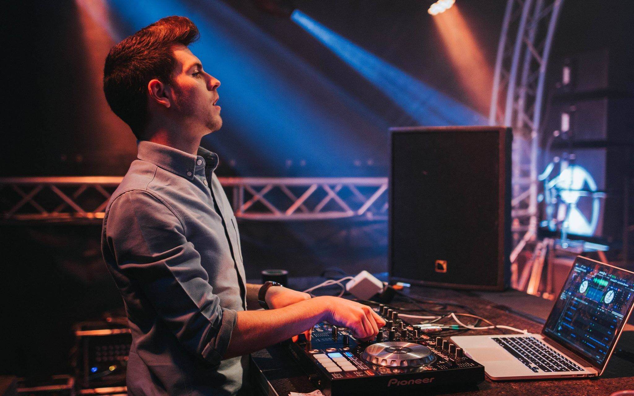 Quatremille | LEOMIND: CRÉER UNE AMBIANCE PLUTOT QU'UN GENRE